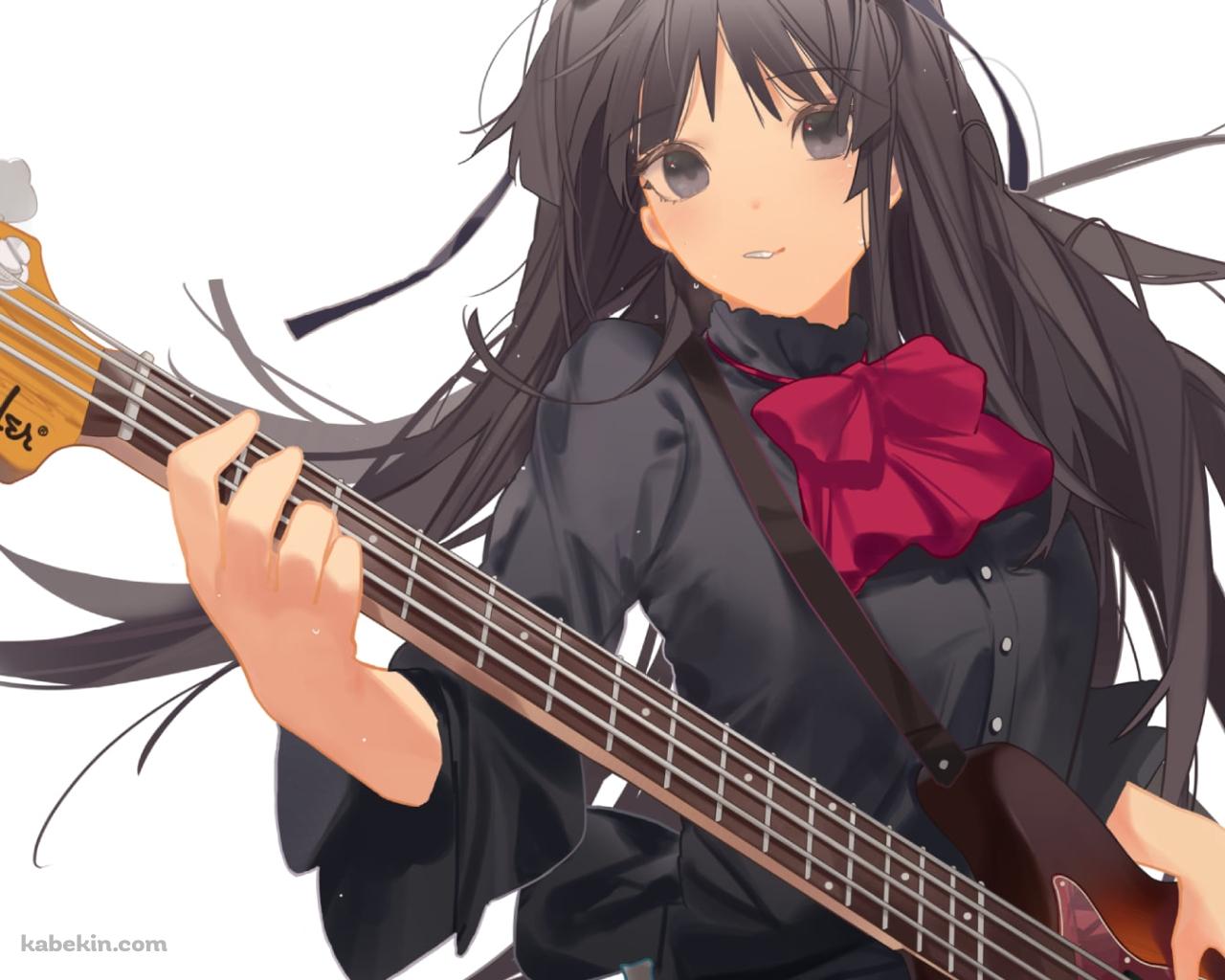 Fenderのベースを弾く秋山澪 / けいおん!(1280x1024px)のデスクトップPC用の壁紙 | 高画質 | 壁紙キングダム