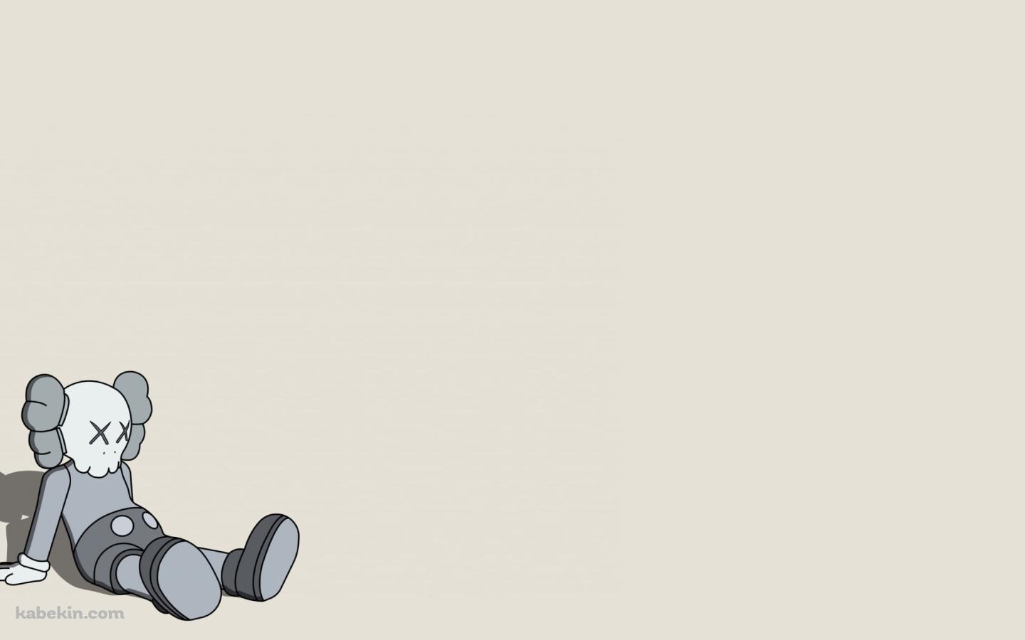 床に座るカウズ / Sit Down KAWS(1440x900px)のデスクトップPC用の壁紙 | 高画質 | 壁紙キングダム
